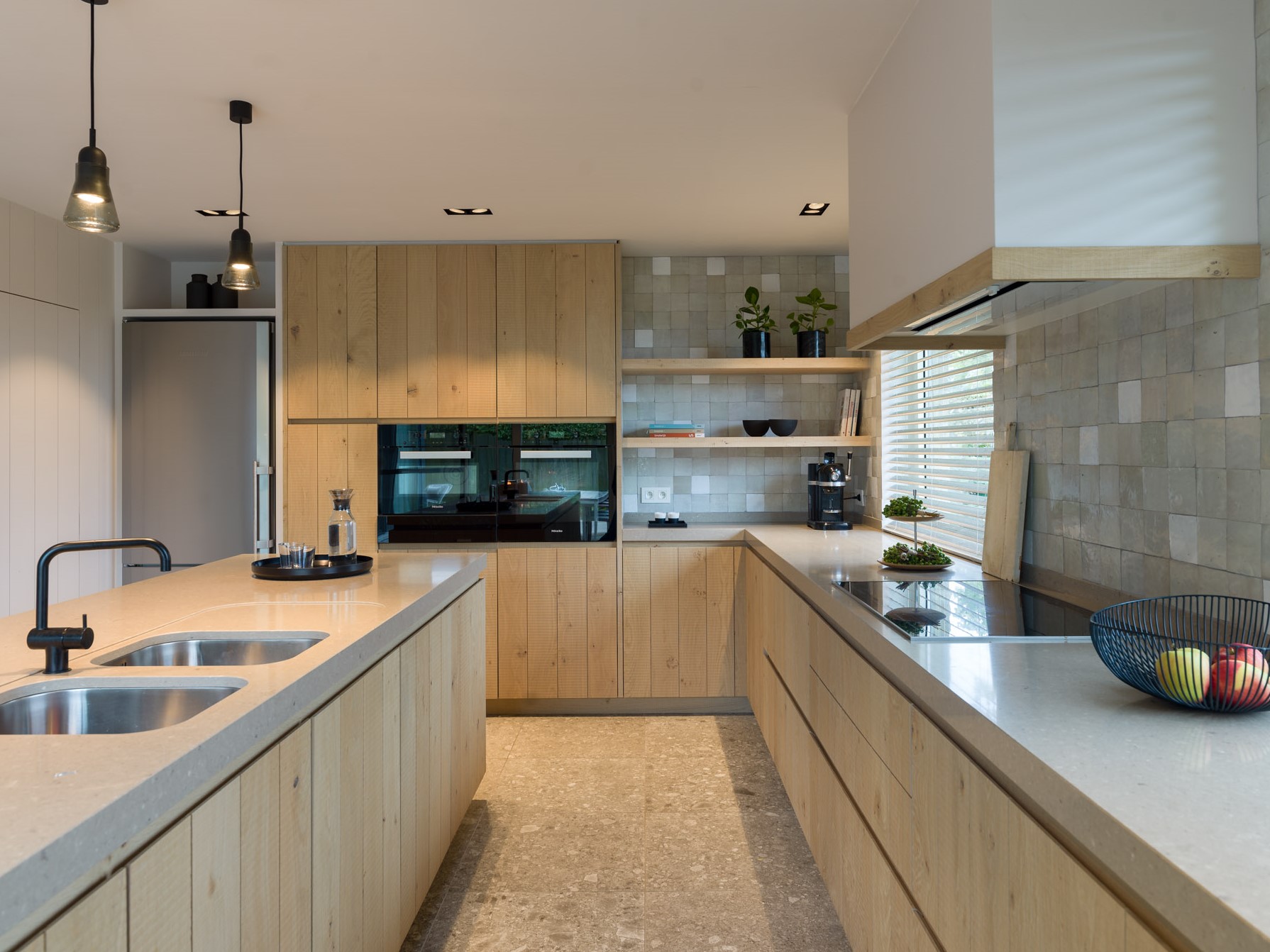 Strak landelijk interieur met kleuraccenten