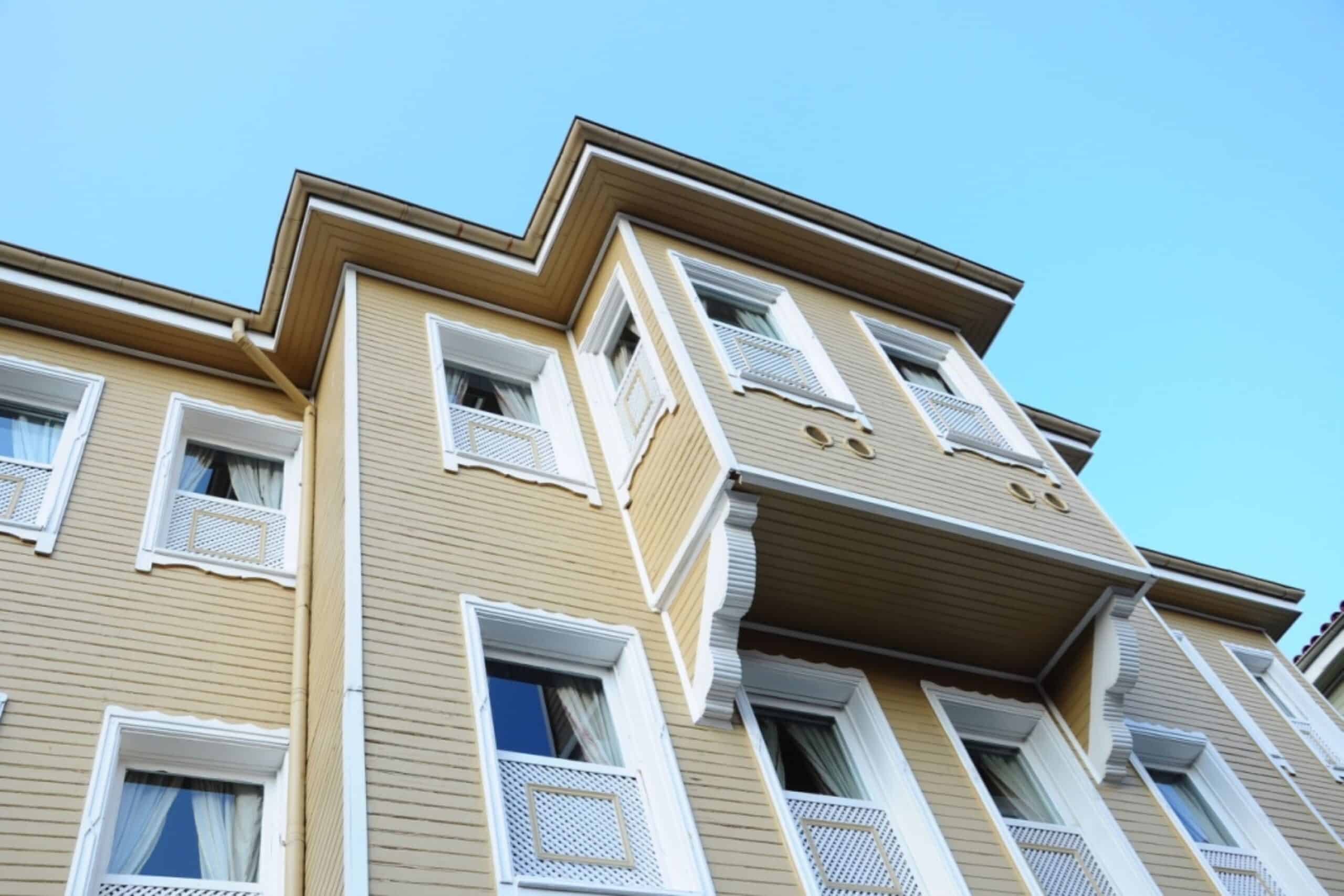 Erker uitbouw: voor- en nadelen & kosten [+ 3 Voorbeelden]